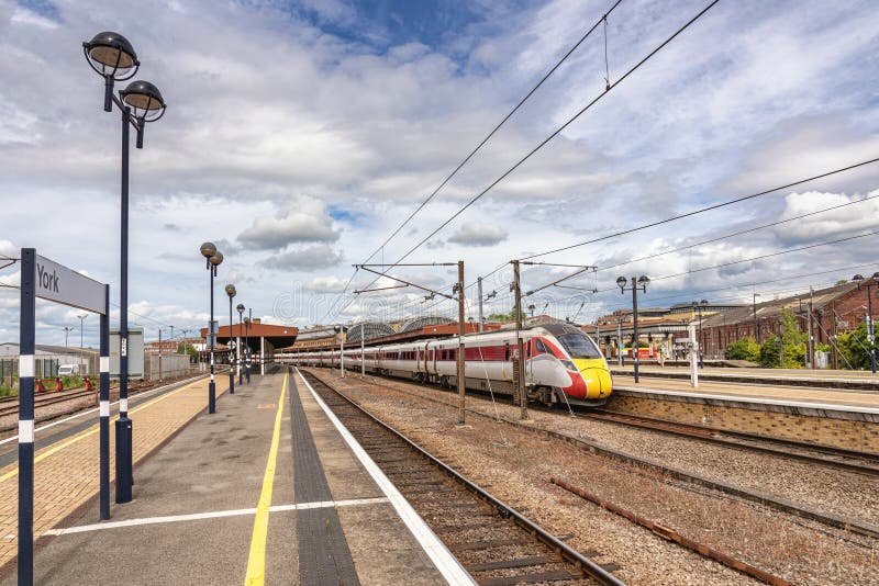 Train Station Platform Arches Railroad Tracks Perspective Stock Photos ...