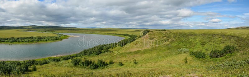 Panorama Van De Noordelijke Rivier in De Toendra Stock Afbeelding ...