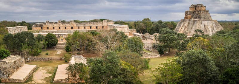 Panorama Van De Oude Maya Stad Van Uxmal, Yucatan, Meco Stock Foto ...