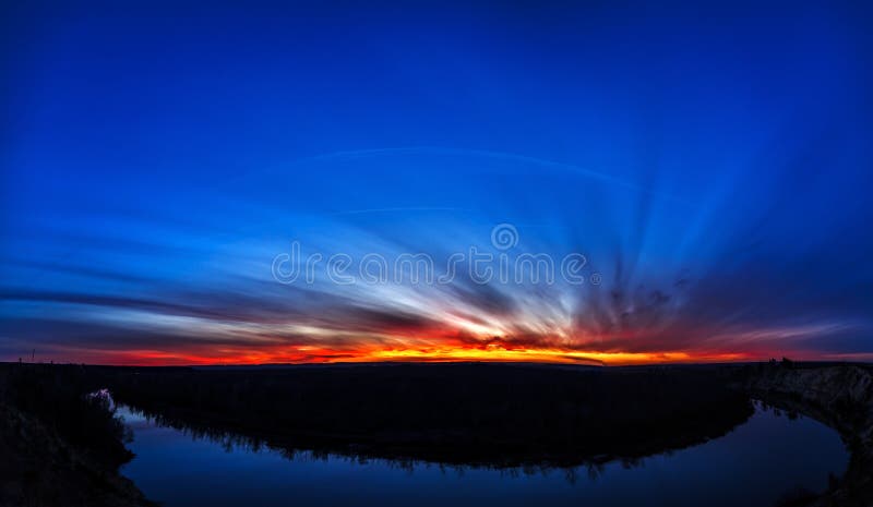 Panorama Van Kromming in De Rivier Op Achtergrondzonsondergang Stock ...