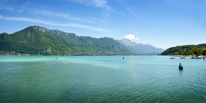 Panorama van meer Annecy stock foto. Image of schoonheid - 24099962