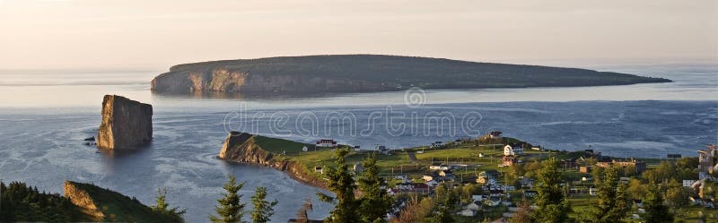 Panorama Van Perce-dorp En Perce Rock, Quebec Stock Afbeelding - Image ...