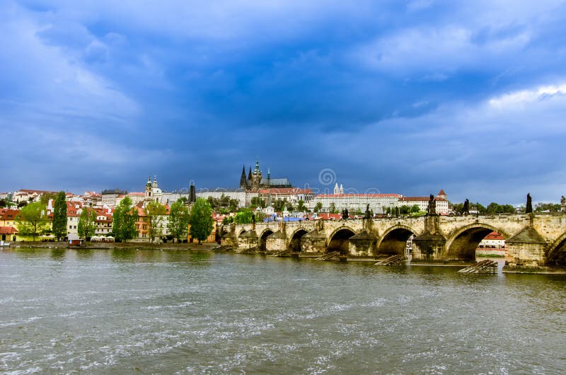 Panorama Van Praag Over De Rivier En Charles Bridge Van Vltava Stock ...