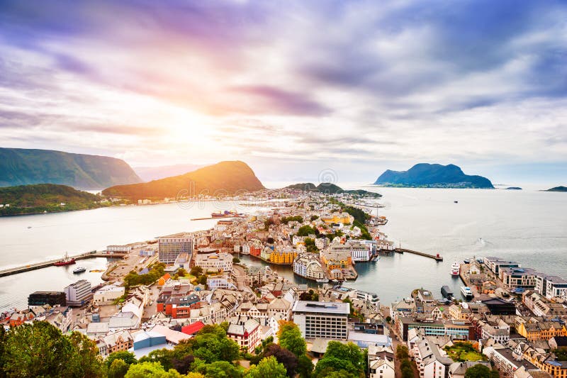 Panoramablick Von Alesund, Norwegen Stockbild - Bild von bunt, fjord ...