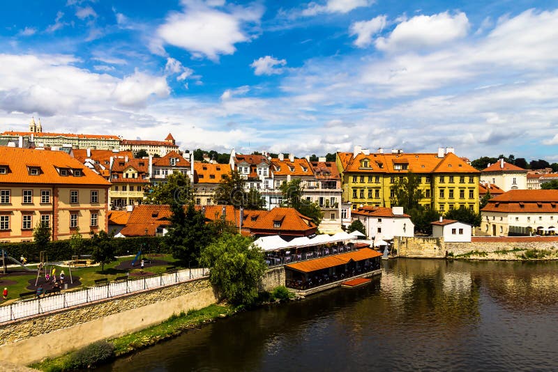 Panoramablick Von Die Moldau-Fluss Von Charles Bridge in Prag Stockfoto ...