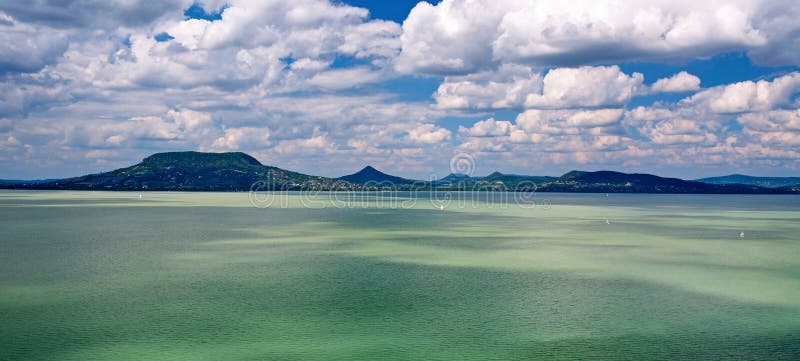 Panoramalandschaft in See Balaton, Ungarn Stockfoto - Bild von vulkane ...