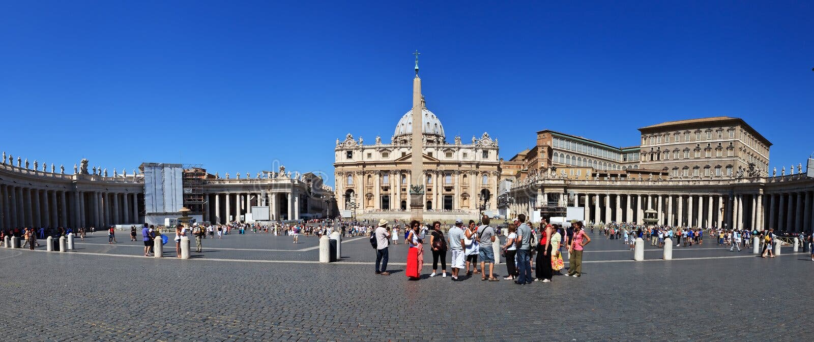 Crowd in front of Vatican editorial photography. Image of religious ...