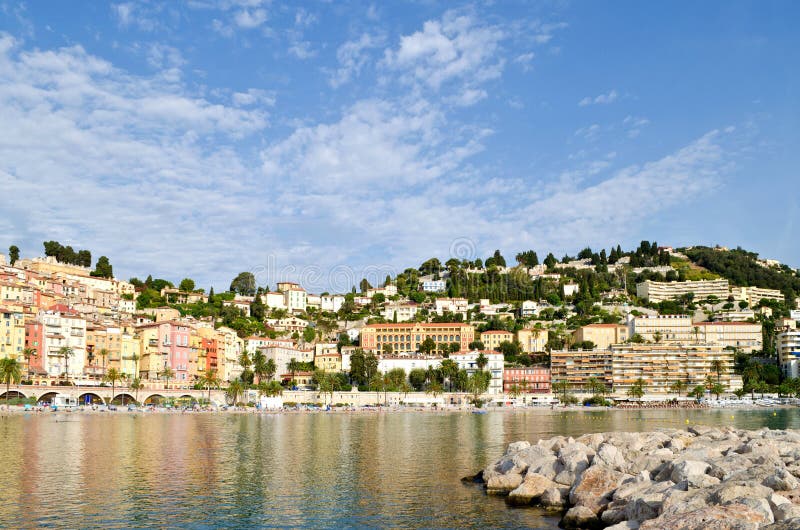 Ansicht der Menton Stadt stockbild. Bild von haus, strand - 15147981