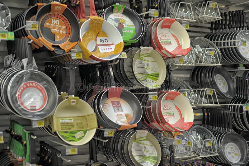 Pans in the store editorial photography. Image of design - 39643142