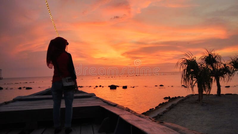 Pantai Tirto Samudro De La Puesta Del Sol Imagen de archivo editorial ...