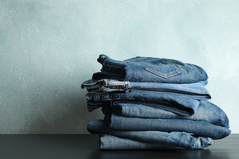 Pantalon De Jeans Sur Table Noire Photo stock - Image of treillis ...