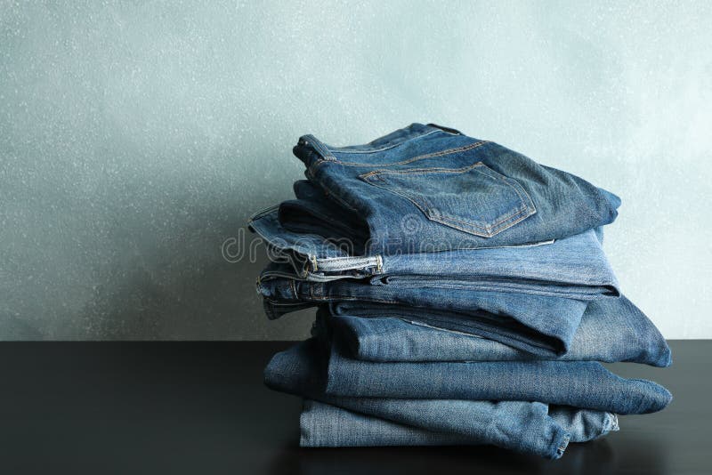 Pantalon De Jeans Sur Table Noire Photo stock - Image du pile ...