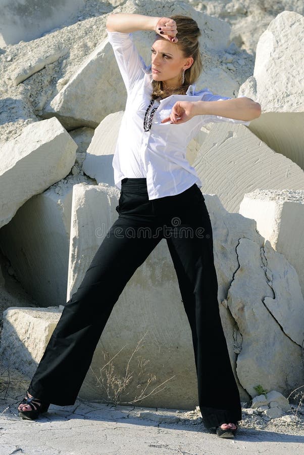 Pantaloni D'uso Della Ragazza Alla Moda E Una Camicia Fotografia Stock ...
