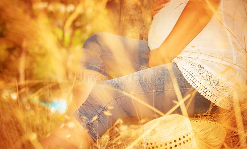 Panza De La Mujer Expectante Imagen de archivo - Imagen de muchacha ...