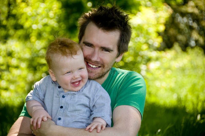 Papá y bebé al aire libre imagen de archivo. Imagen de brazos - 25000969