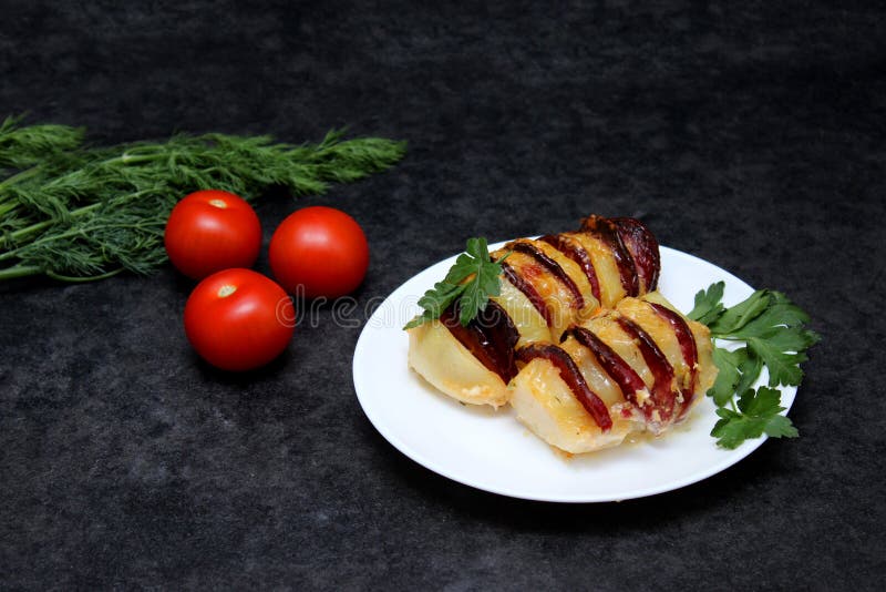 Papa Rellena Con Queso Salami Ketchup Ajo Y Hierbas Patatas Enteras Al