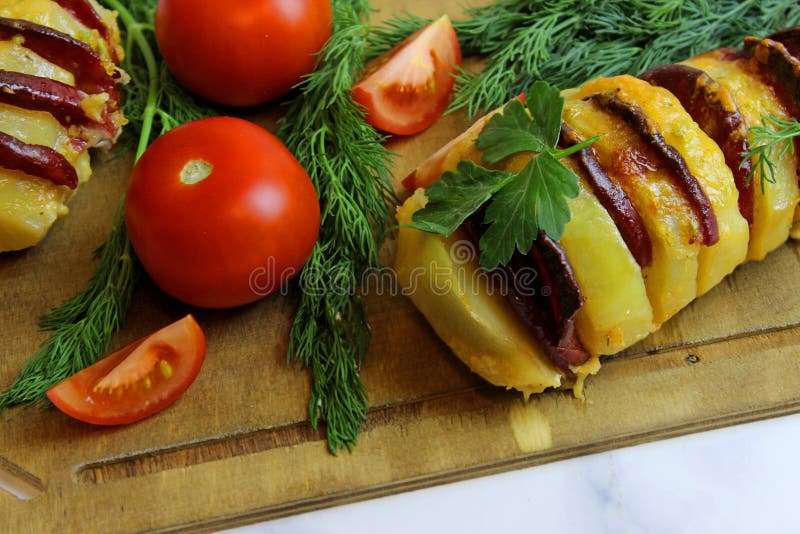 Papa Rellena Con Queso Salami Ketchup Ajo Y Hierbas Patatas Enteras Al