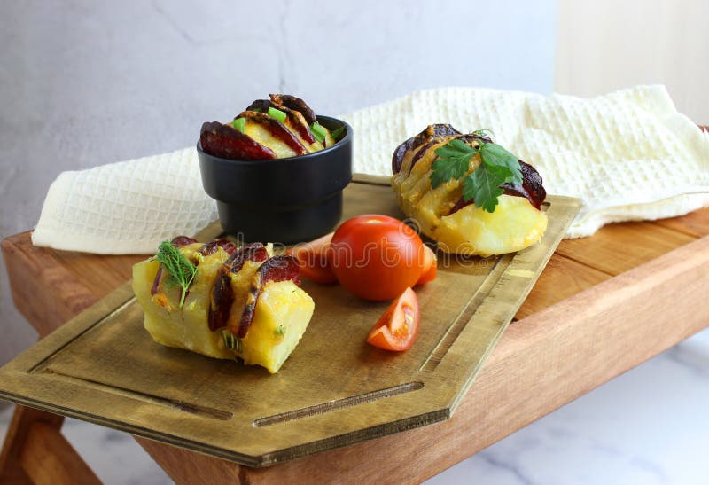 Papa Rellena Con Queso Salami Ketchup Ajo Y Hierbas Patatas Enteras Al