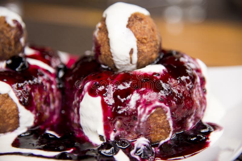 Papanasi - Un Dessert Roumain Traditionnel Image stock - Image of ...