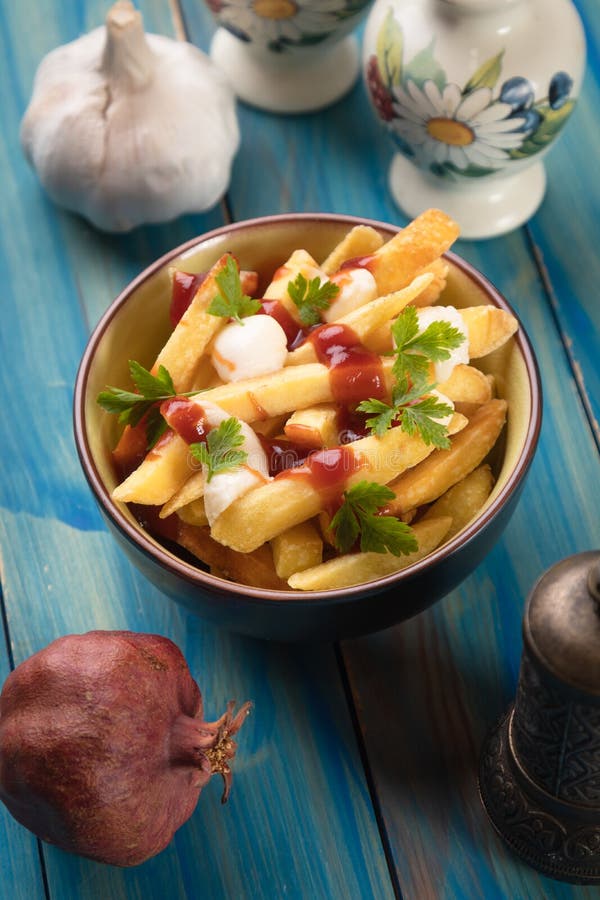 Papas Fritas De Patata De Poutine Canadiense Con Queso Y Salsa Foto de ...