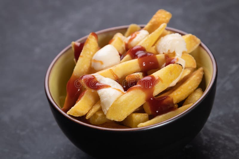 Papas Fritas De Patata De Poutine Canadiense Con Queso Y Salsa Foto de ...
