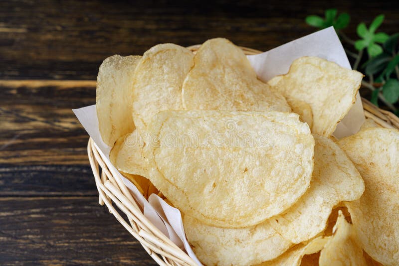 Papas Fritas Papas Fritas En Mesa De Madera Foto de archivo - Imagen de ...