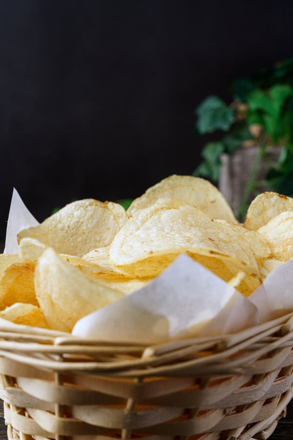 Papas Fritas Papas Fritas En Mesa De Madera Imagen de archivo - Imagen ...