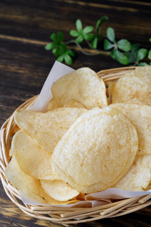 Papas Fritas Papas Fritas En Mesa De Madera Foto de archivo - Imagen de ...