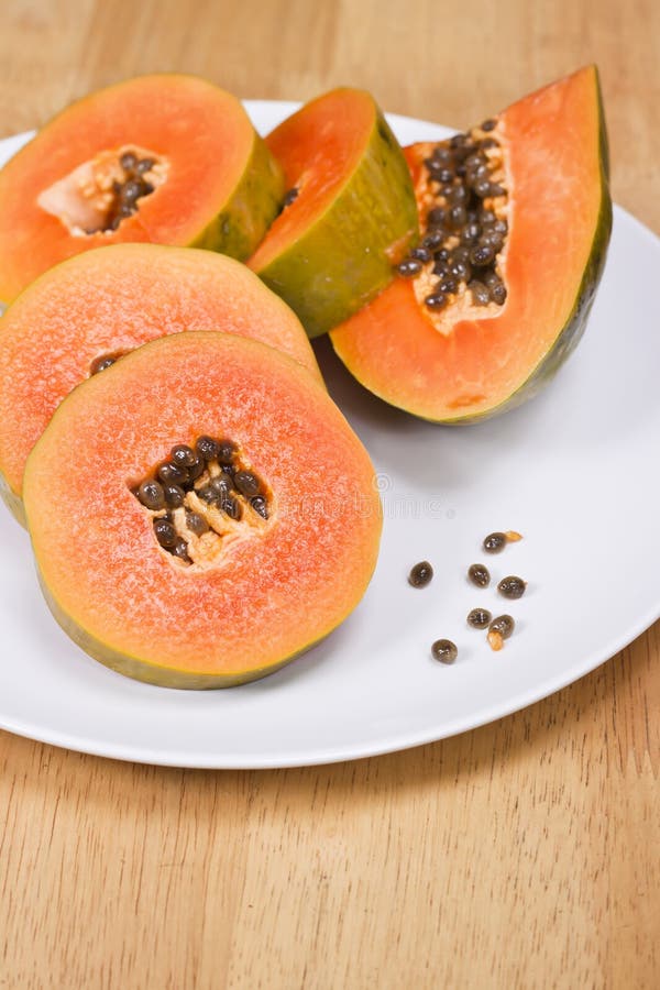 Cortando Una Papaya Cuartee En Seis Rebanadas Foto de archivo - Imagen ...