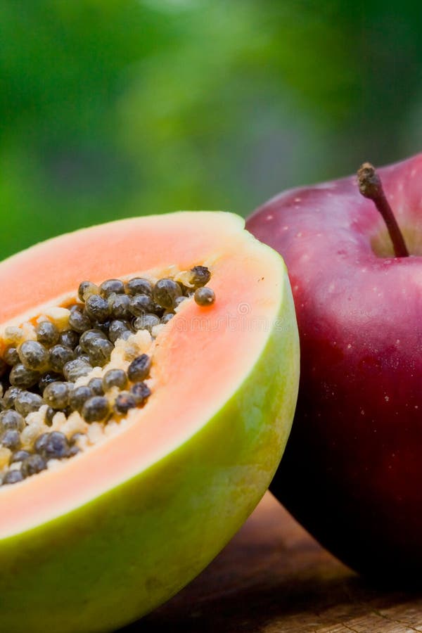 Papaya y manzana imagen de archivo. Imagen de negro, cubo - 6429429