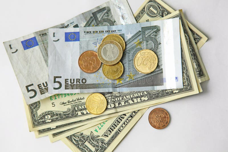 Papel Moeda No Fundo Branco Imagem de Stock - Imagem de investimento ...