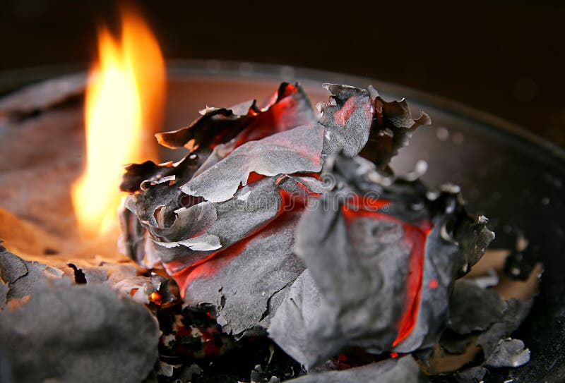 El Fuego Quema El Papel Para Incinerar Foto de archivo - Imagen de ...