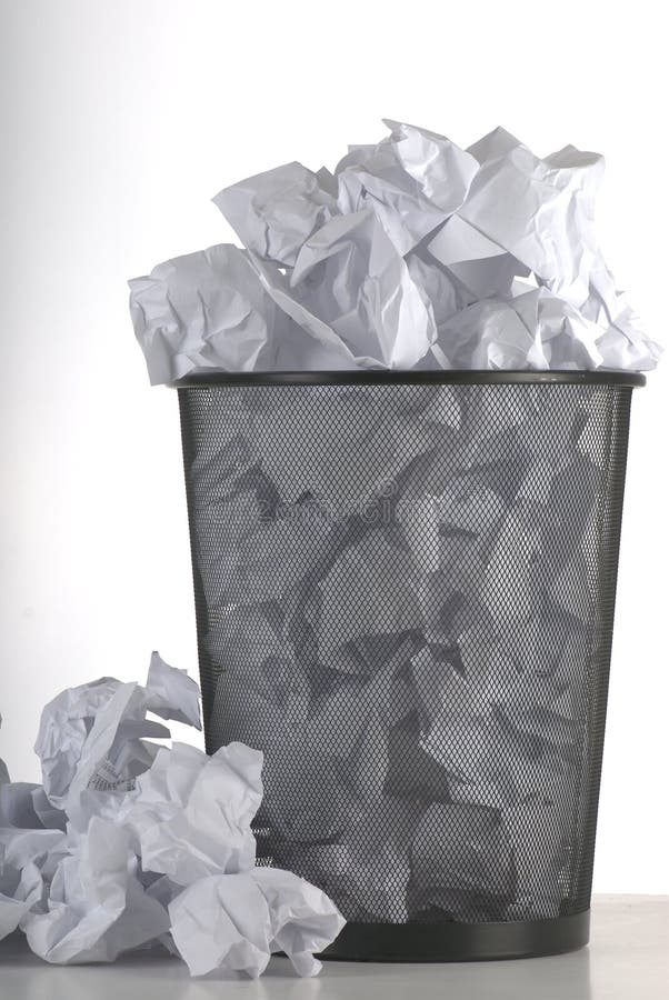 Papelera foto de archivo. Imagen de derrame, estudio, basura - 2323452