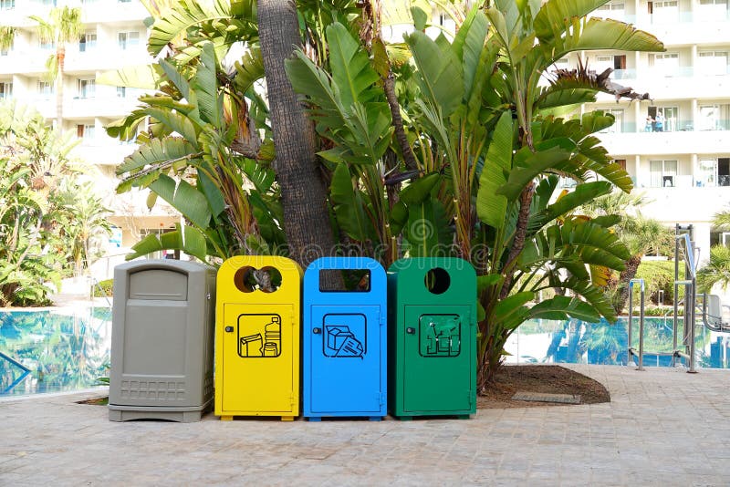 Papeleras De Basura De Diferentes Colores Para La Clasificación De