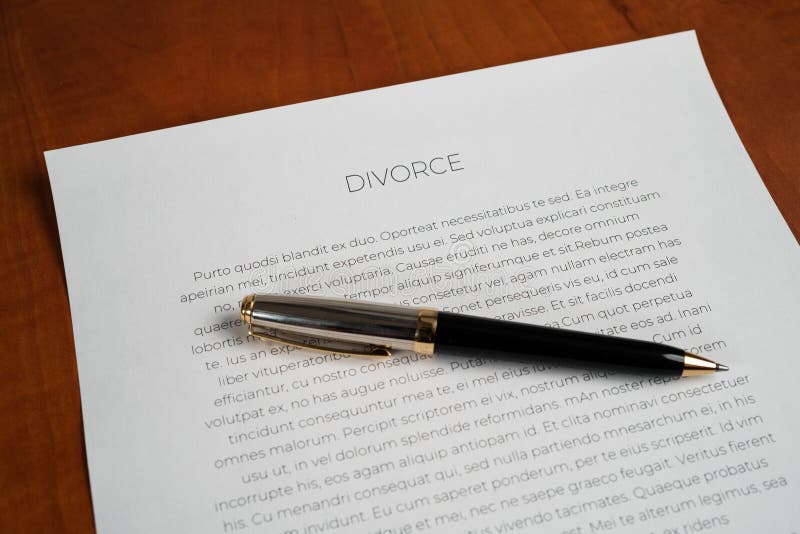 Papeles De Divorcio Con Pluma Foto de archivo - Imagen de reparto ...