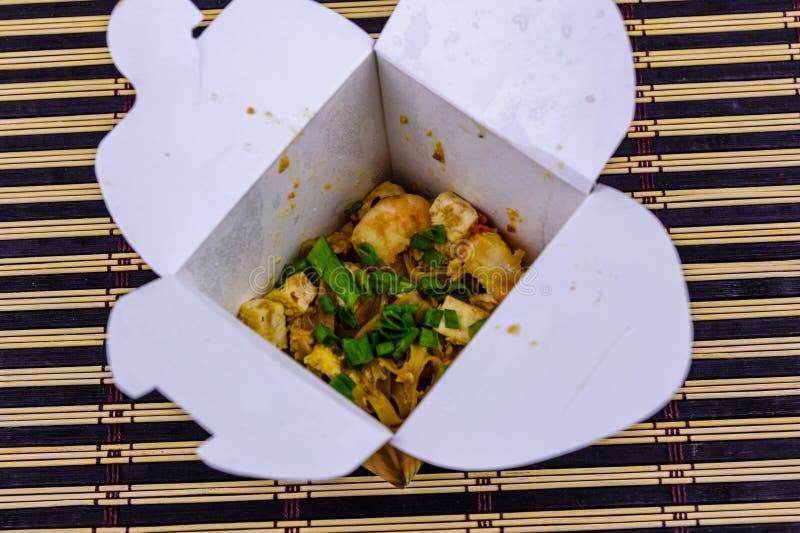 Paper Box with Pad Thai on a Bamboo Mat Stock Image - Image of bean ...