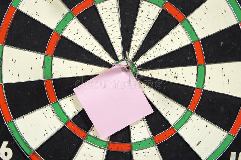 Paper note on dart board stock photo. Image of pink, score - 499950