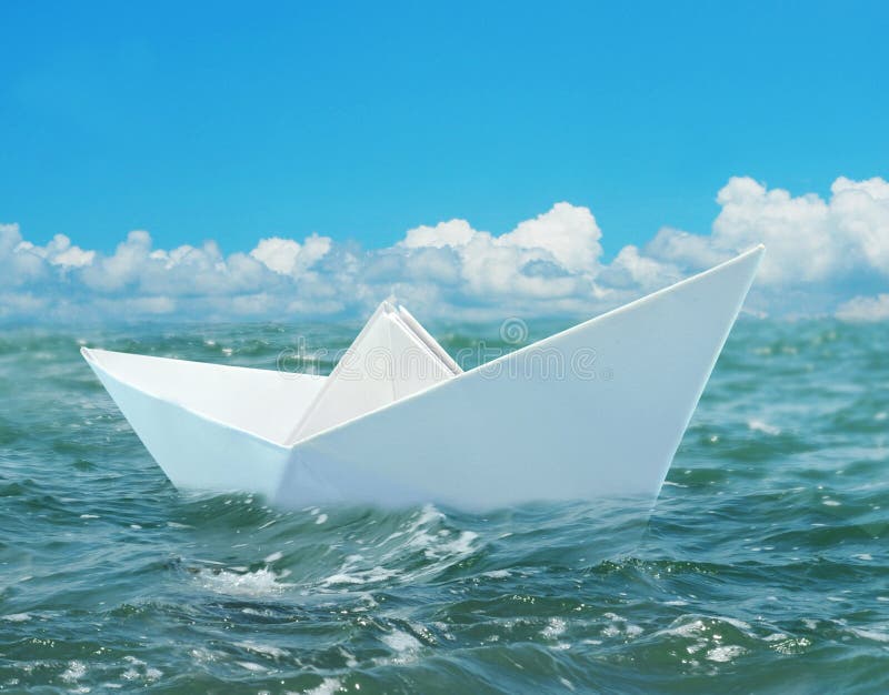 Papierboot im Wasser stockbild. Bild von antrieb, büro - 5288613