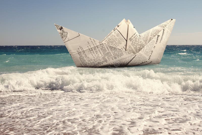 Papierboot, Das in Ein Meer Schwimmt Stockbild - Bild von freiheit ...