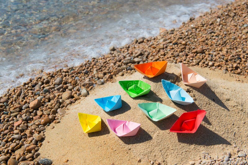 Papierboot, Das Auf Wasser Schwimmt Stockfoto - Bild von behälter, wind ...