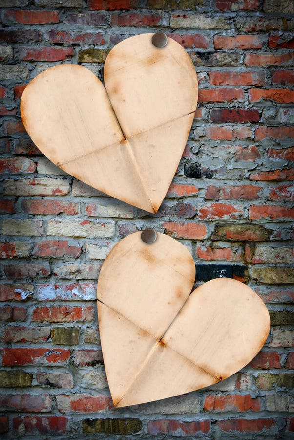 Papiers De Coeur Sur Le Mur De Rupture Photo stock - Image du rectangle ...