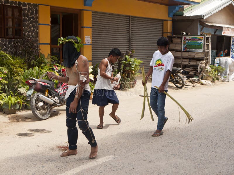 Papist Com O Chicote Que Sofre No Dia Do Leste Foto Editorial - Imagem ...