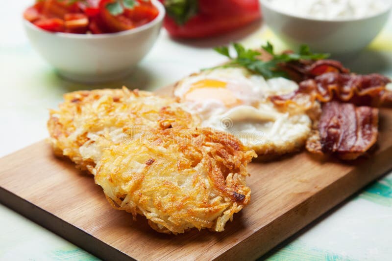 Papitas Fritas Con El Huevo Y El Tocino Foto de archivo - Imagen de ...