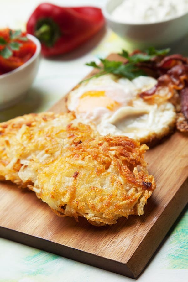 Papitas Fritas Con El Huevo Y El Tocino Imagen de archivo - Imagen de ...