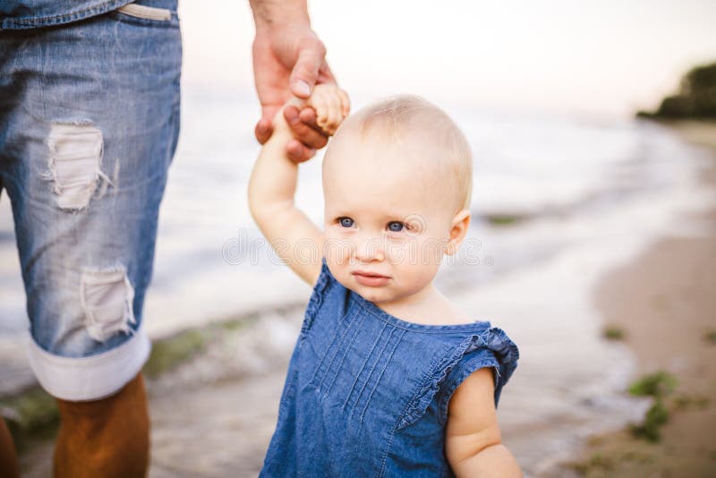 Far Och Dotter Som Håller Hand Barn Av Honkön Som Håller Fäder Hand
