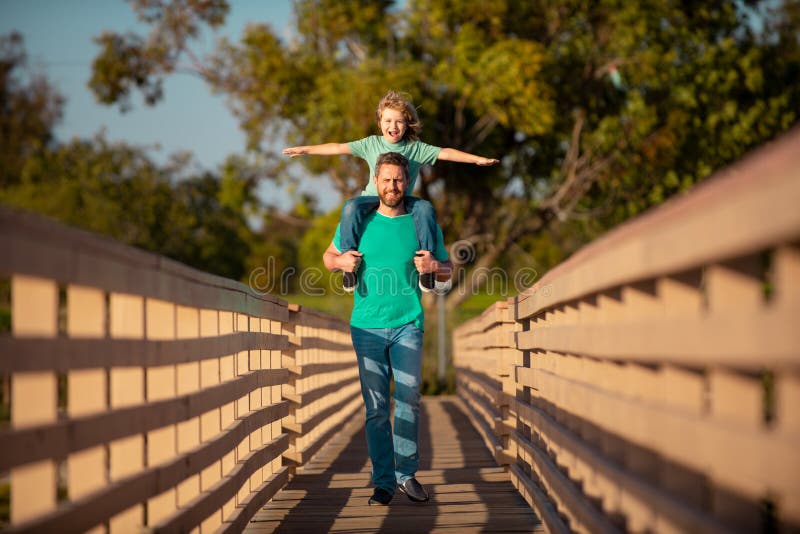Pappa Och Barn Som Har Kul Utomhus Far Som Ger Son Skjuts Tillbaka I