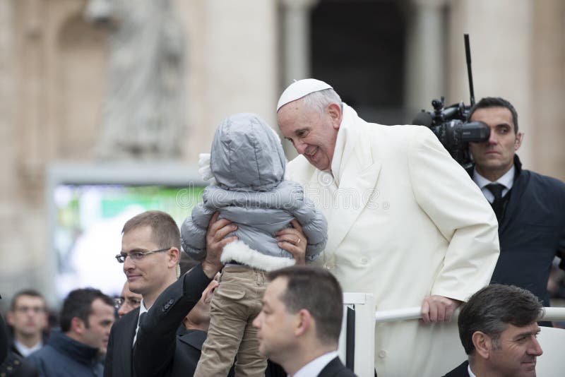 Papst Francis segnen Kind redaktionelles stockfotografie. Bild von kind ...