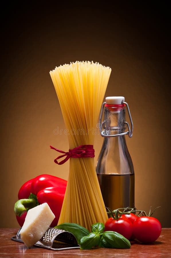 Spaghetti-paquet image stock. Image du produit, sain, nourriture - 4903957