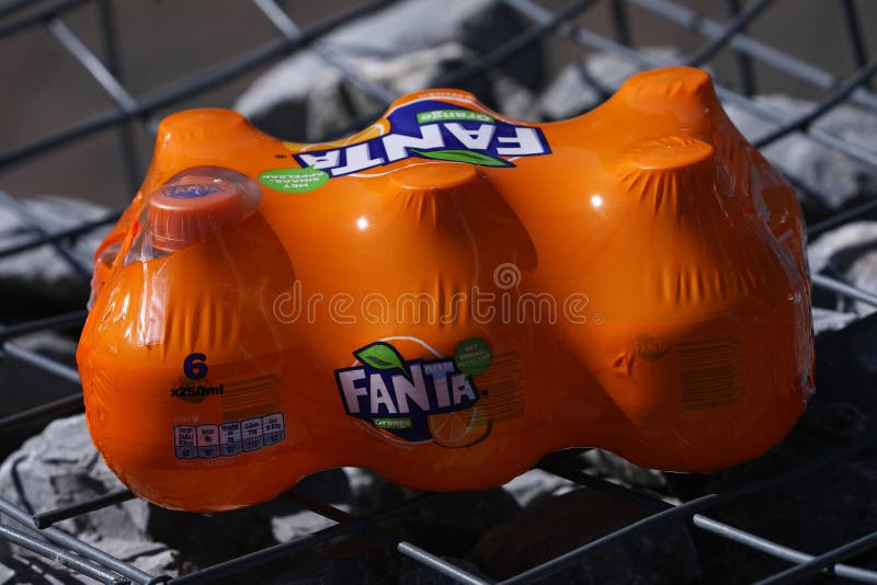 Paquete De 6 Fanta, Mini Botellas, Bola De Fanta Imagen editorial ...