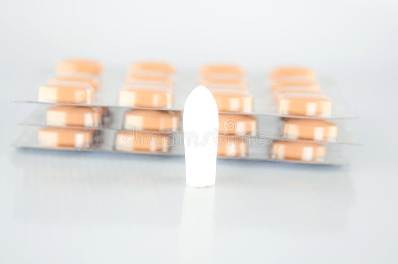 Supositorio Para El Uso Anal O Vaginal En Las Manos Del Doctor En ...